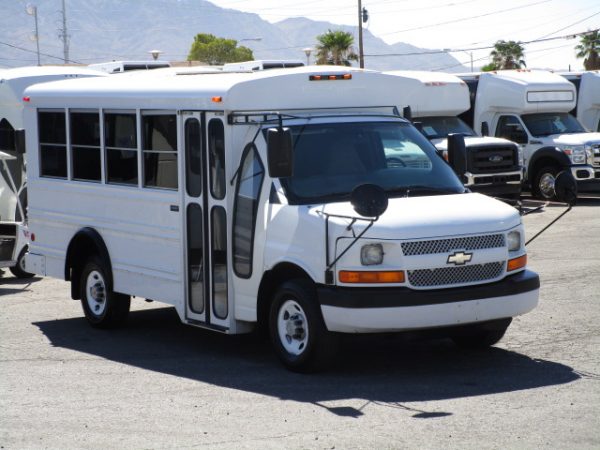 4 Reasons to Use a Minibus for Your Next Group Trip