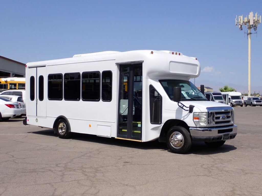2014 Startrans Senator Lift Equipped Shuttle S93301 - Las Vegas Bus Sales